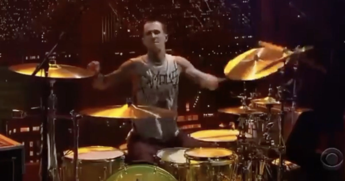 Watch Travis Barker only using one arm while performing… | Kerrang!