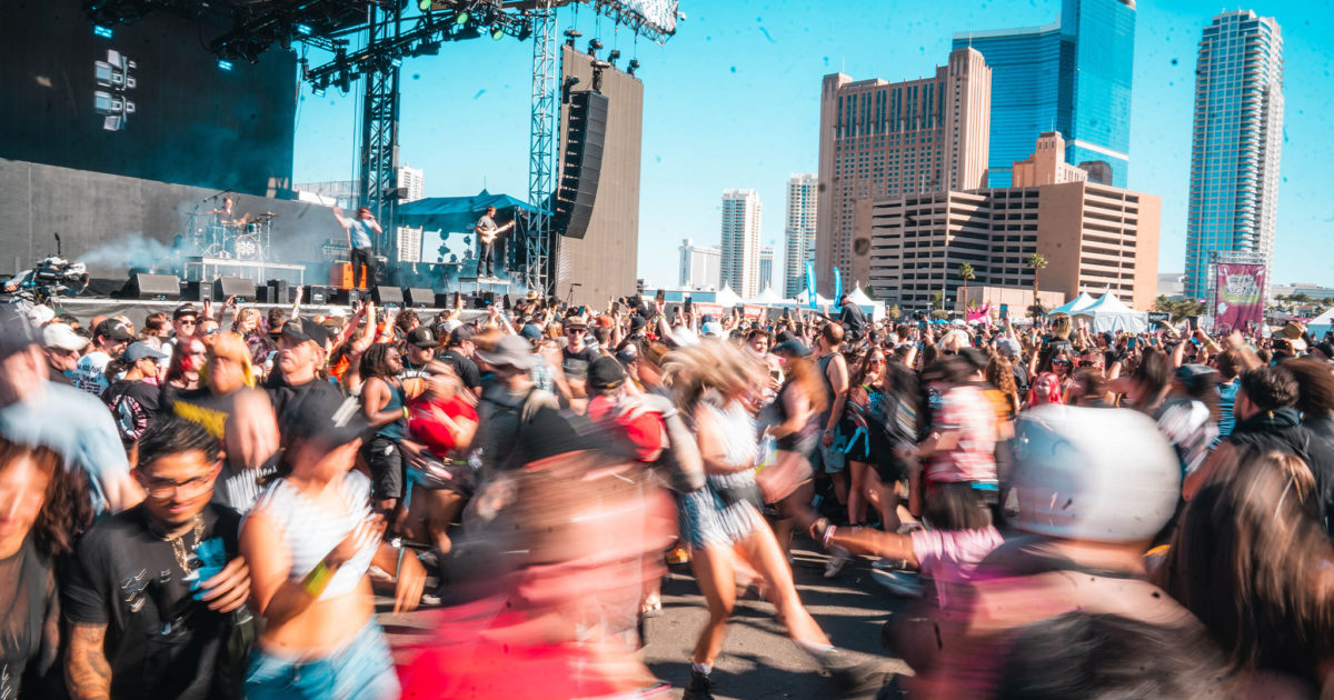 Sunshine, sing-alongs and getting sentimental: All the… | Kerrang!